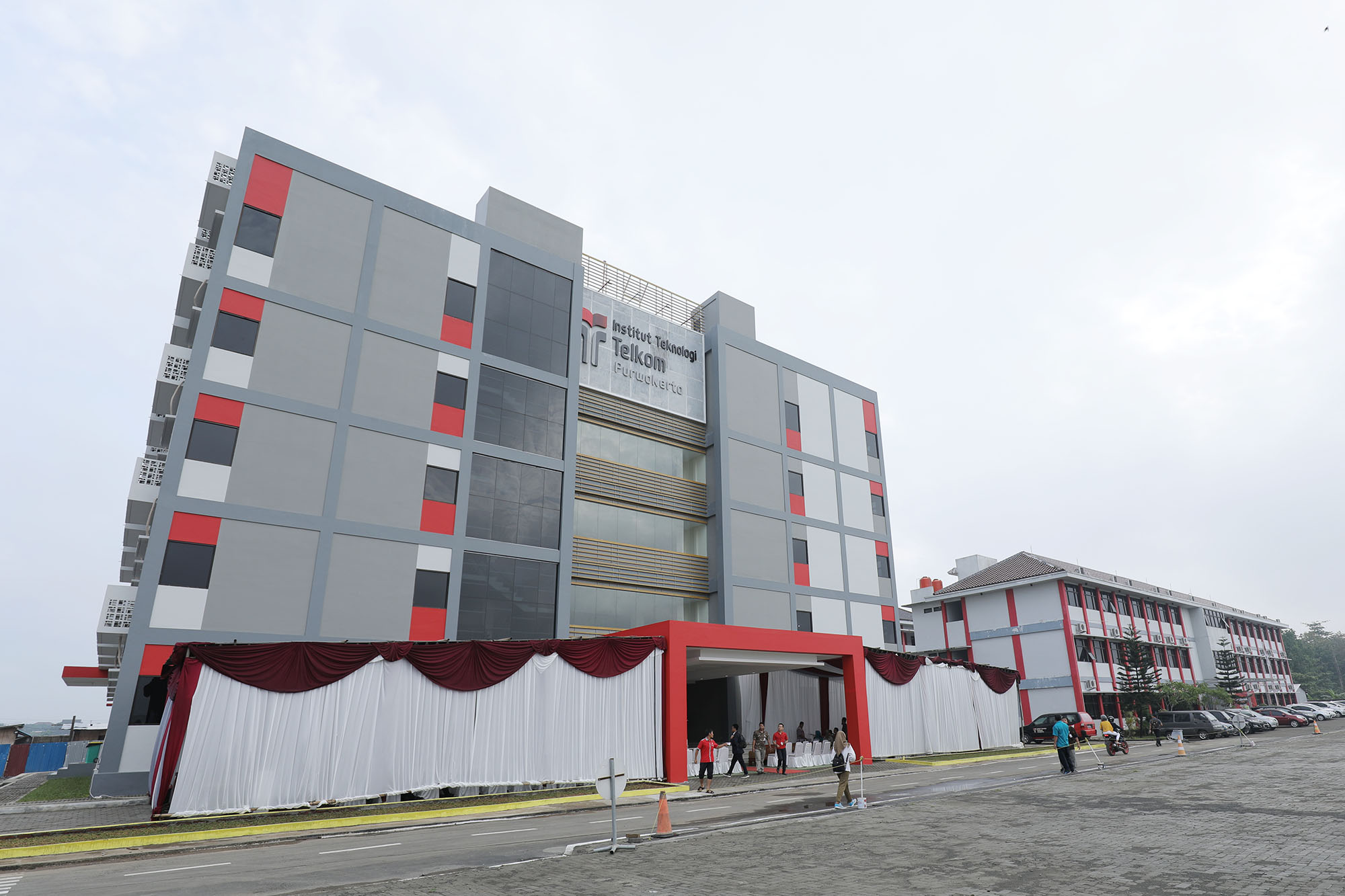 Ketua YPT Resmikan Gedung Rektorat Lima Lantai | Universitas Telkom ...